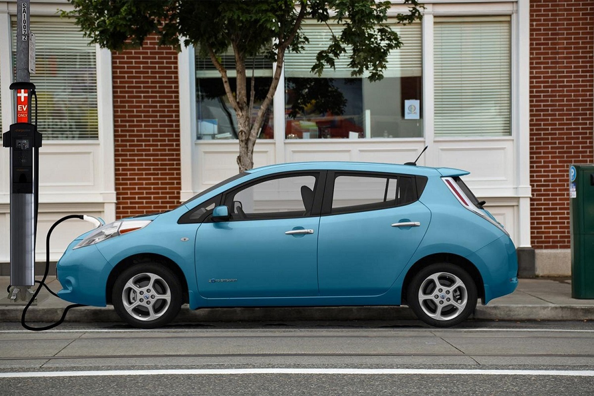 Streetlights to charge electric cars cut costs and emissions